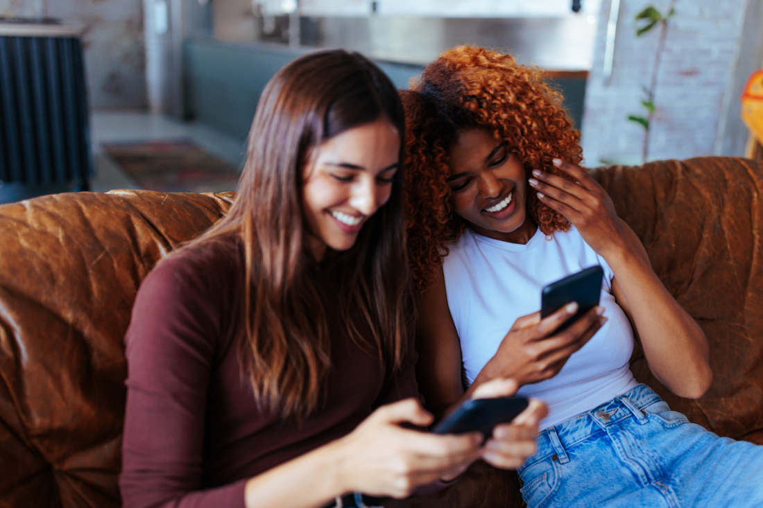 Teaching my tech-challenged friend how to use eSIM | aloSIM